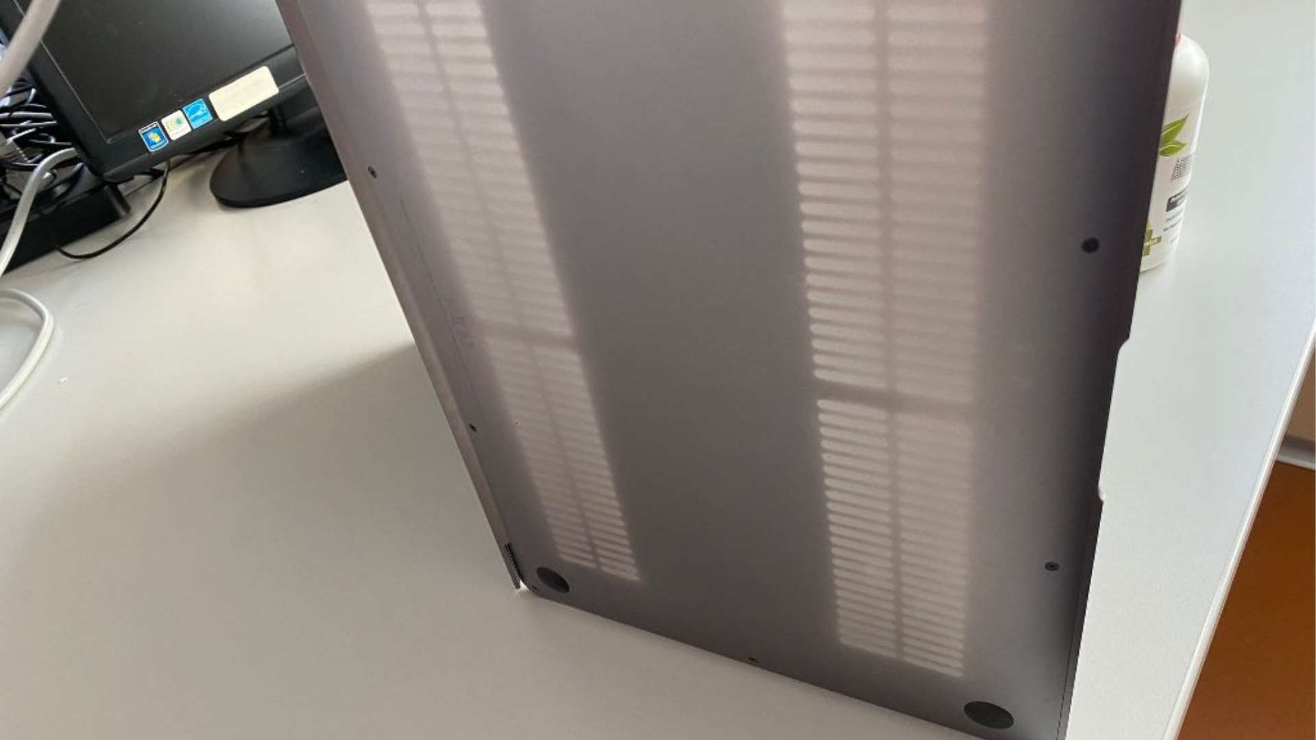 N°1 APPLE MAC BOOK 13 MODEL A2179 EMC3302 ( GRADE C) - Quasi Usato